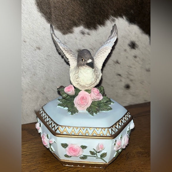 Accents | Vintage Bird Heritage House Sing A Song Musical Music Box ...